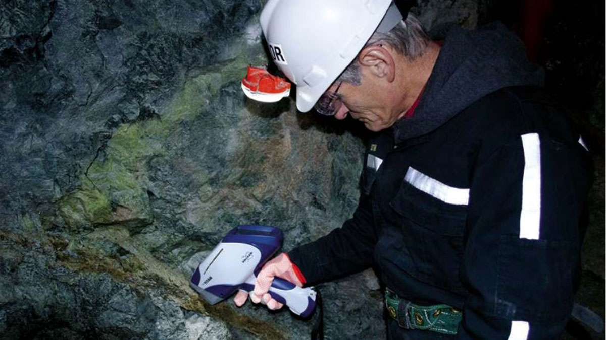 Bruker S1 Titan 800 XRF Analyzer Review: Exclusive Look